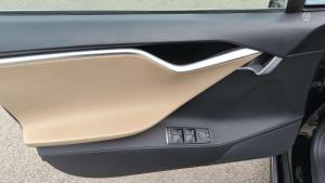 Black Tesla Model S 2015 in Siauliai, with an engine capacity of 0.00 L and mileage of 102 thousand km for 14500 €, photo 18 on AUTOMOTO.COM.LV