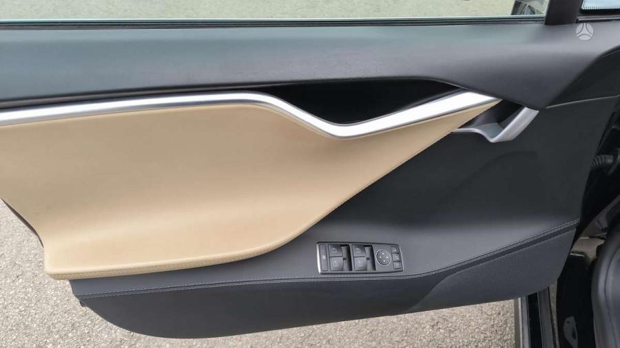 Black Tesla Model S 2015 in Siauliai, with an engine capacity of 0.00 L and mileage of 102 thousand km for 14500 €, photo 18 on AUTOMOTO.COM.LV