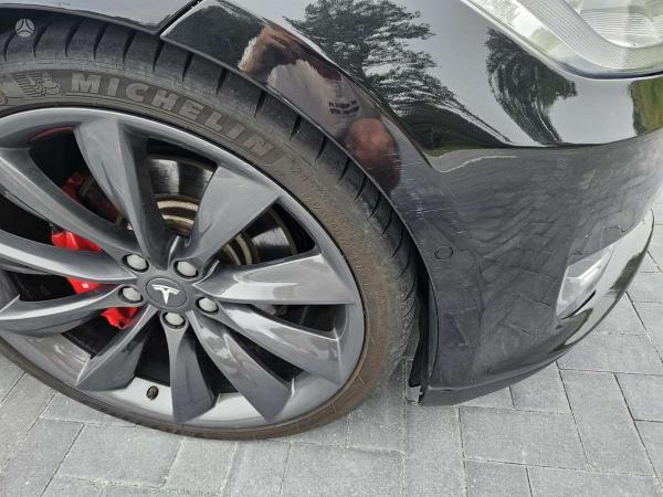 Black Tesla Model S 2015 in Vilnius, with an engine capacity of 0.00 L and mileage of 70 thousand km for 14999 €, photo 9 on AUTOMOTO.COM.LV