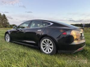 Melns Tesla Model S 2015 Rīga, ar dzinēja tilpumu 0.00 L un nobraukumu 256 tūkst. km par 14700 €, foto  vietnē AUTOMOTO.COM.LV