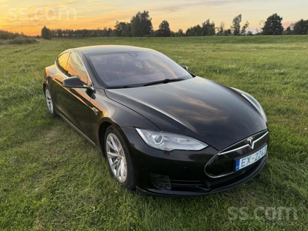 Tesla Model S 2015 Rīga vietnē Melns Tesla Model S 2015 Rīga, ar dzinēja tilpumu 0.00 L un nobraukumu 256 tūkst. km par 14700 €, foto 4 vietnē AUTOMOTO.COM.LV