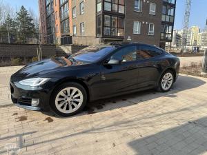 Melns Tesla Model S 2016 Viļņa, ar dzinēja tilpumu 0.00 L un nobraukumu 261 tūkst. km par 15399 €, foto 2 vietnē AUTOMOTO.COM.LV