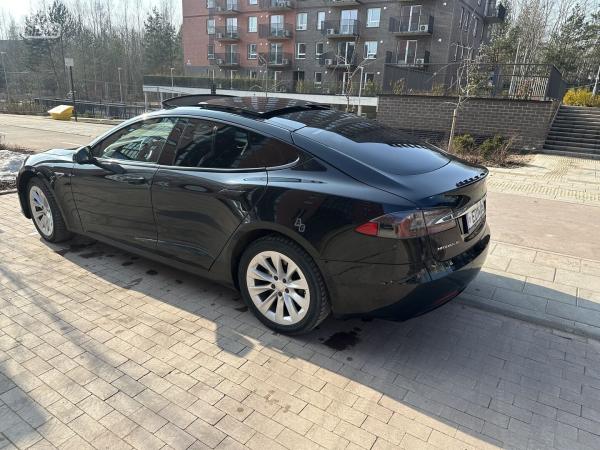 Black Tesla Model S 2016 in Vilnius, with an engine capacity of 0.00 L and mileage of 261 thousand km for 15399 €, photo 3 on AUTOMOTO.COM.LV