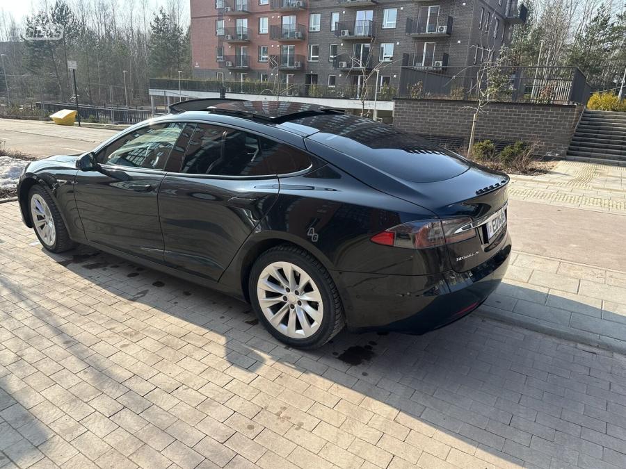 Black Tesla Model S 2016 in Vilnius, with an engine capacity of 0.00 L and mileage of 261 thousand km for 15399 €, photo 3 on AUTOMOTO.COM.LV