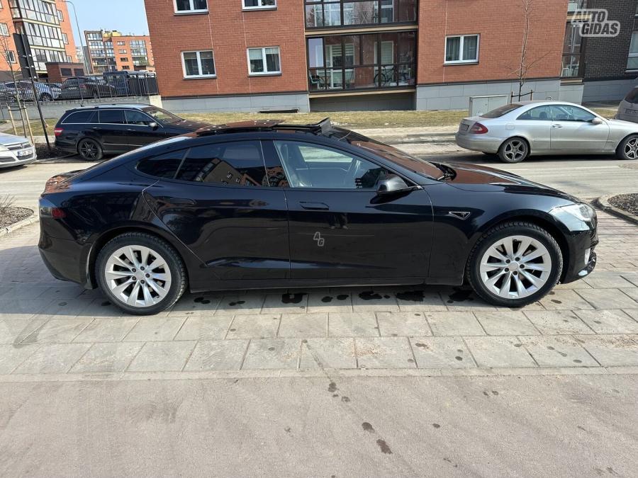 Black Tesla Model S 2016 in Vilnius, with an engine capacity of 0.00 L and mileage of 261 thousand km for 15399 €, photo 6 on AUTOMOTO.COM.LV