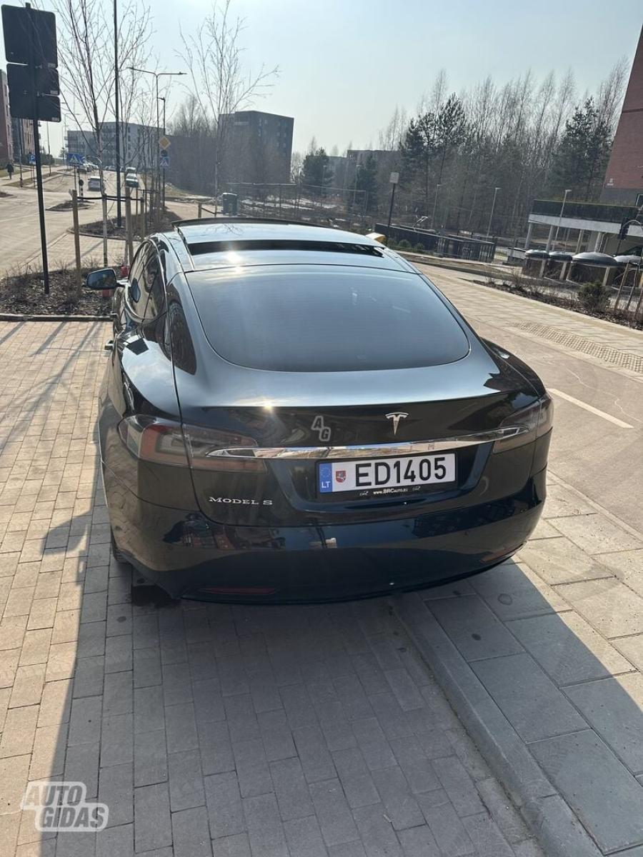 Black Tesla Model S 2016 in Vilnius, with an engine capacity of 0.00 L and mileage of 261 thousand km for 15399 €, photo 15 on AUTOMOTO.COM.LV