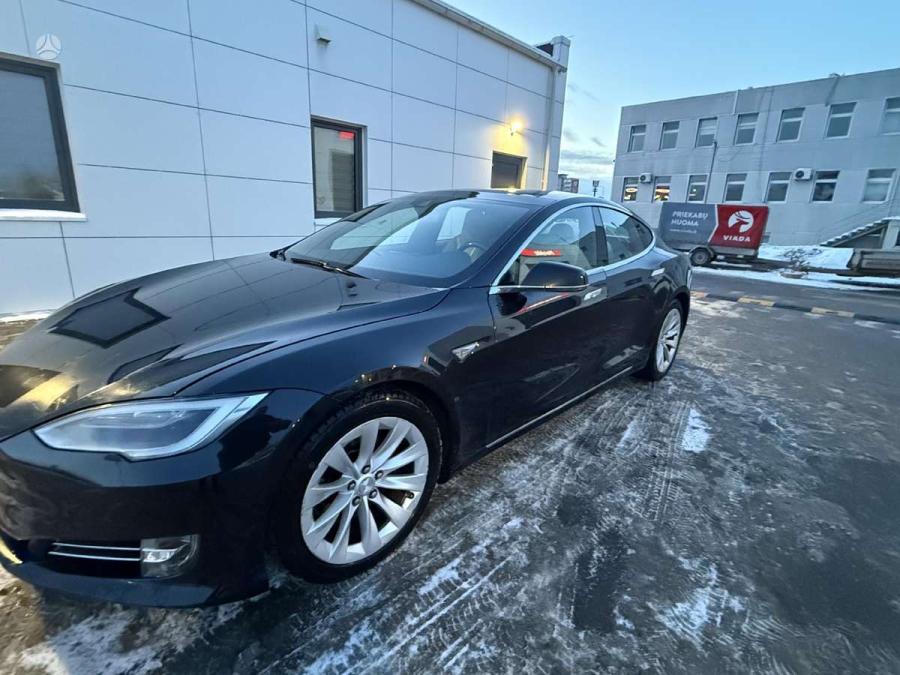 Melns Tesla Model S 2017 Kauņa, ar dzinēja tilpumu 0.00 L un nobraukumu 130 tūkst. km par 15999 €, foto 3 vietnē AUTOMOTO.COM.LV