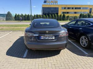 Black Tesla Model S 2017 in Kaunas, with an engine capacity of 0.00 L and mileage of 265 thousand km for 18500 €, photo 3 on AUTOMOTO.COM.LV