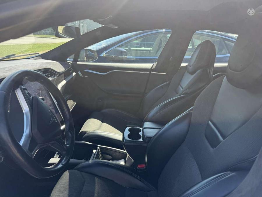 Black Tesla Model S 2017 in Kaunas, with an engine capacity of 0.00 L and mileage of 265 thousand km for 18500 €, photo 8 on AUTOMOTO.COM.LV