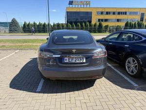 Black Tesla Model S 2017 in Kaunas, with an engine capacity of 0.00 L and mileage of 265 thousand km for 18100 €, photo 3 on AUTOMOTO.COM.LV