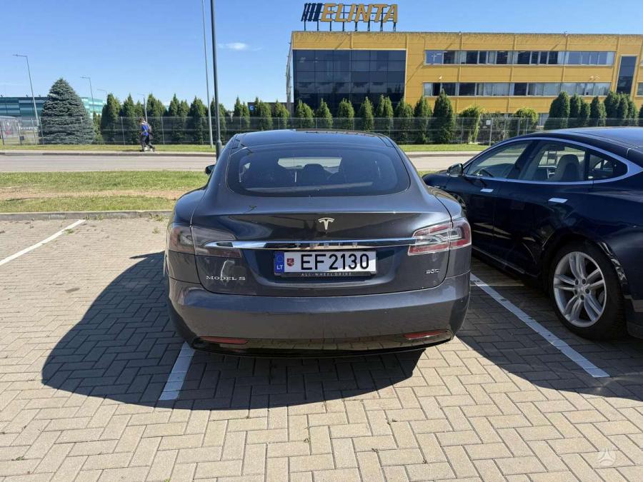 Black Tesla Model S 2017 in Kaunas, with an engine capacity of 0.00 L and mileage of 265 thousand km for 18100 €, photo 3 on AUTOMOTO.COM.LV