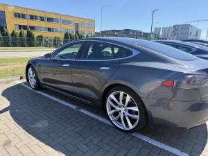 Black Tesla Model S 2017 in Kaunas, with an engine capacity of 0.00 L and mileage of 265 thousand km for 18100 €, photo 4 on AUTOMOTO.COM.LV