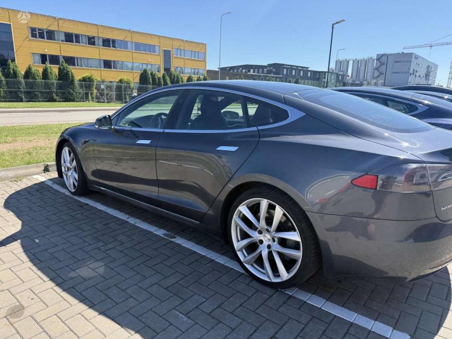 Black Tesla Model S 2017 in Kaunas, with an engine capacity of 0.00 L and mileage of 265 thousand km for 18100 €, photo 4 on AUTOMOTO.COM.LV