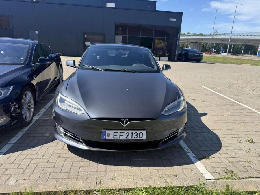Black Tesla Model S 2017 in Kaunas, with an engine capacity of 0.00 L and mileage of 265 thousand km for 18100 €, photo 5 on AUTOMOTO.COM.LV