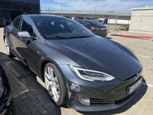 Black Tesla Model S 2017 in Kaunas, with an engine capacity of 0.00 L and mileage of 265 thousand km for 18100 €, photo 6 on AUTOMOTO.COM.LV