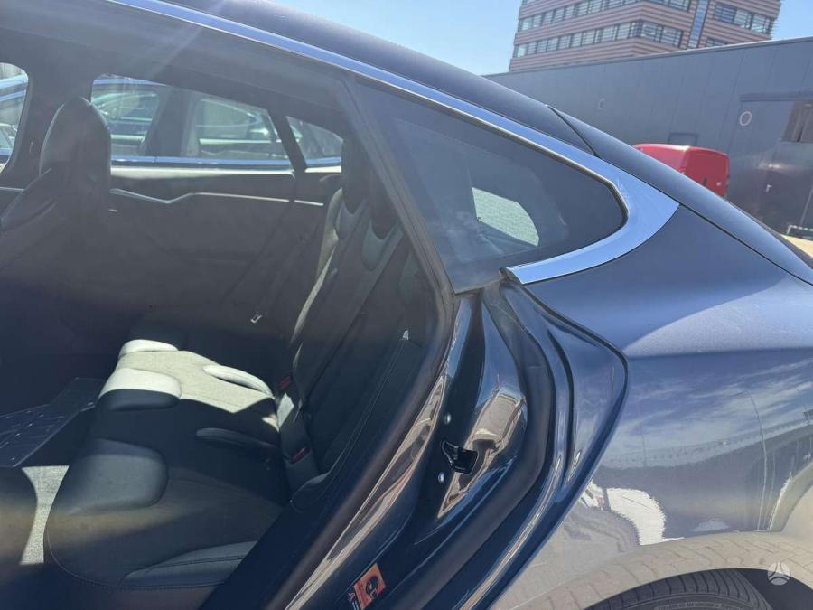 Black Tesla Model S 2017 in Kaunas, with an engine capacity of 0.00 L and mileage of 265 thousand km for 18100 €, photo 7 on AUTOMOTO.COM.LV