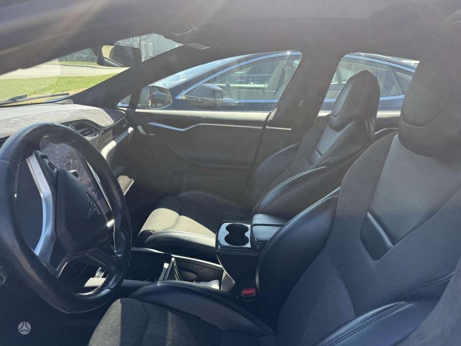 Black Tesla Model S 2017 in Kaunas, with an engine capacity of 0.00 L and mileage of 265 thousand km for 18100 €, photo 8 on AUTOMOTO.COM.LV