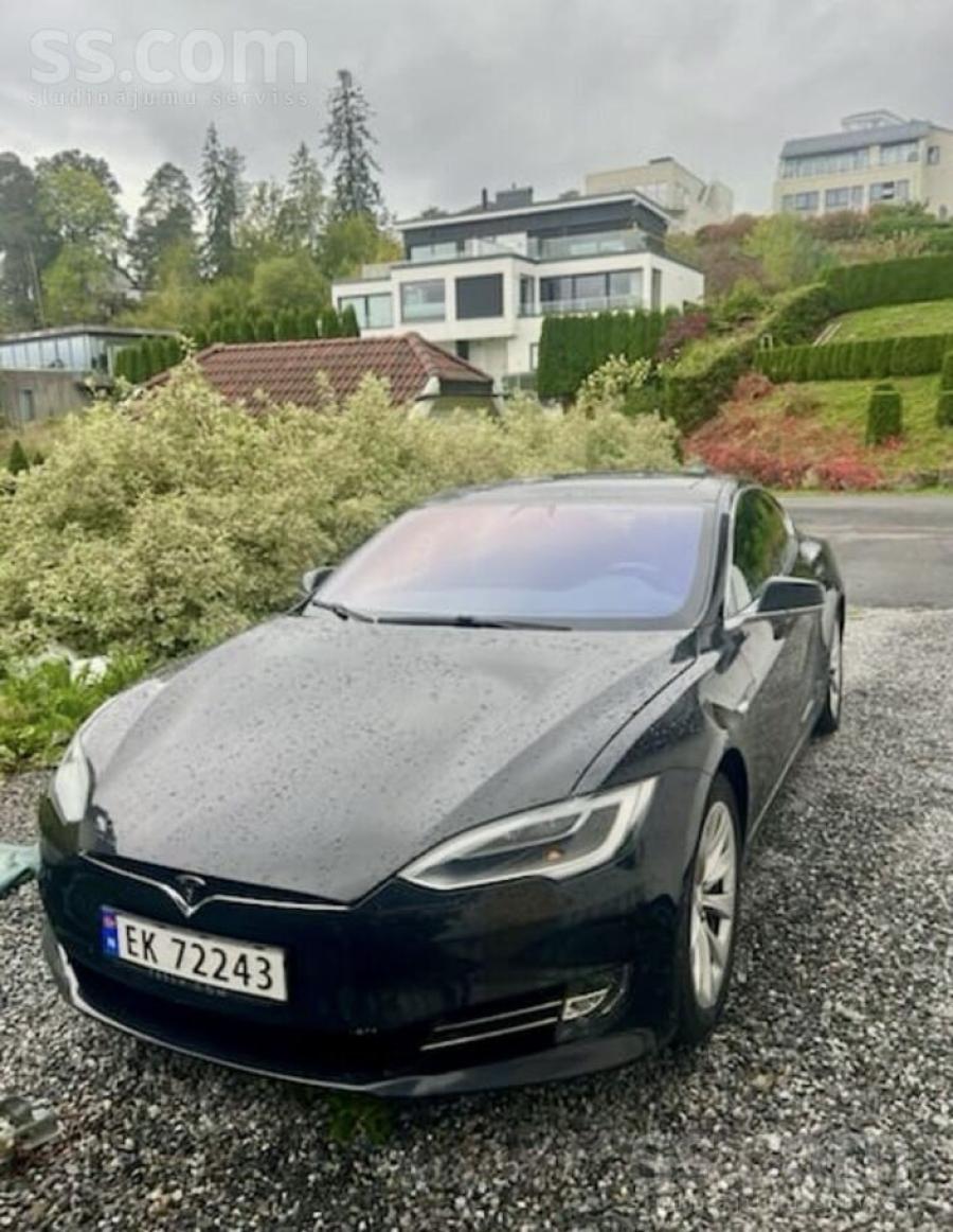 Black Tesla Model S 2018 in Riga, with an engine capacity of 0.00 L and mileage of 135 thousand km for 17500 €, photo 1 on AUTOMOTO.COM.LV