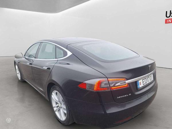 Melns Tesla Model S 2018 Viļņa, ar dzinēja tilpumu 0.00 L un nobraukumu 141 tūkst. km par 21768 €, foto 7 vietnē AUTOMOTO.COM.LV