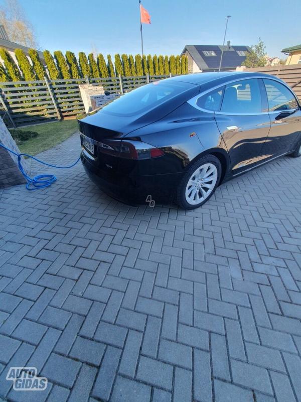 Black Tesla Model S 2018 in Vilnius, with an engine capacity of 0.00 L and mileage of 200 thousand km for 19500 €, photo 2 on AUTOMOTO.COM.LV