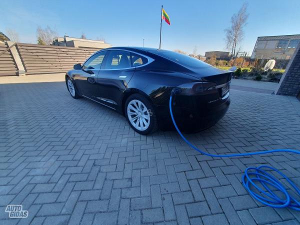 Black Tesla Model S 2018 in Vilnius, with an engine capacity of 0.00 L and mileage of 200 thousand km for 19500 €, photo 3 on AUTOMOTO.COM.LV