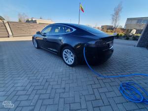 Black Tesla Model S 2018 in Vilnius, with an engine capacity of 0.00 L and mileage of 200 thousand km for 19500 €, photo 4 on AUTOMOTO.COM.LV