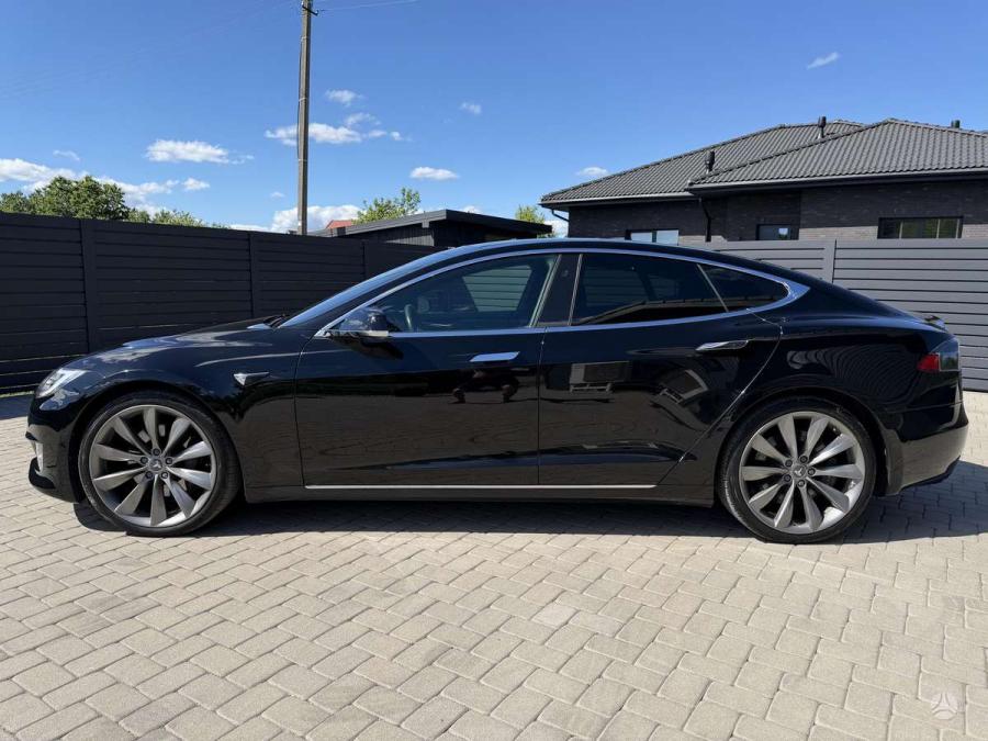 Black Tesla Model S 2018 in Telschi, with an engine capacity of 0.00 L and mileage of 186 thousand km for 23500 €, photo 5 on AUTOMOTO.COM.LV