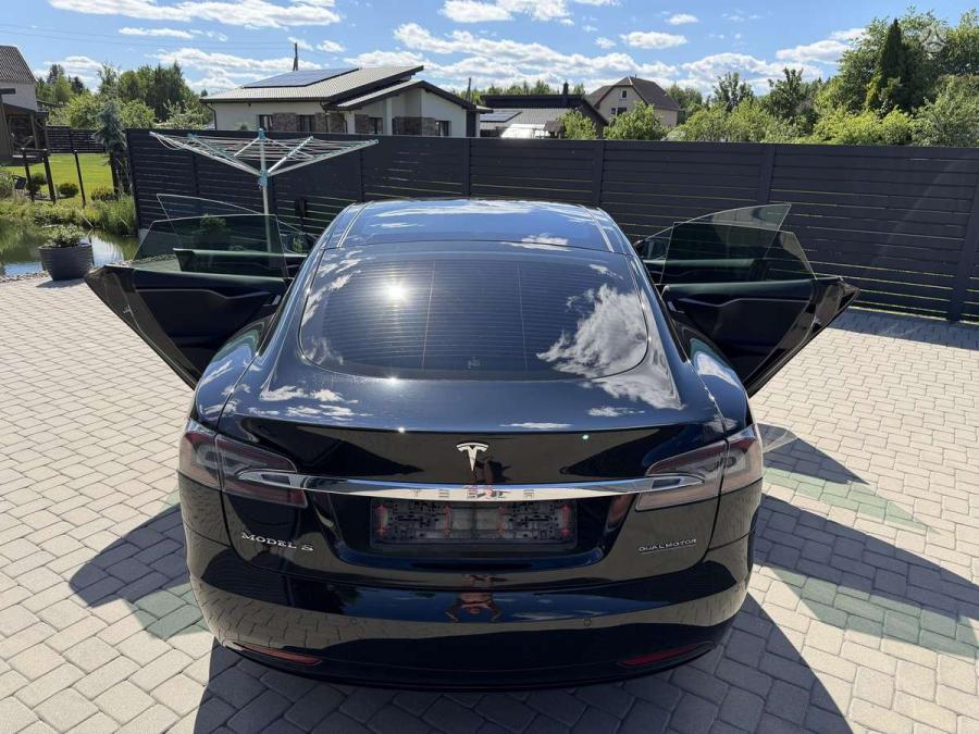 Black Tesla Model S 2018 in Telschi, with an engine capacity of 0.00 L and mileage of 186 thousand km for 23500 €, photo 8 on AUTOMOTO.COM.LV