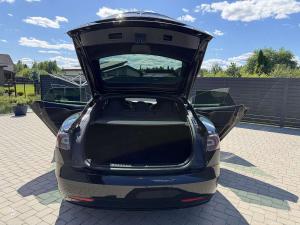 Black Tesla Model S 2018 in Telschi, with an engine capacity of 0.00 L and mileage of 186 thousand km for 23500 €, photo 9 on AUTOMOTO.COM.LV