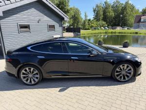 Black Tesla Model S 2018 in Telschi, with an engine capacity of 0.00 L and mileage of 186 thousand km for 23500 €, photo 11 on AUTOMOTO.COM.LV