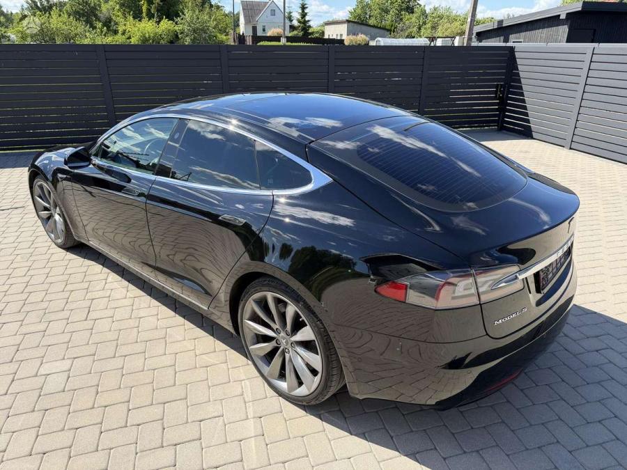 Black Tesla Model S 2018 in Telschi, with an engine capacity of 0.00 L and mileage of 186 thousand km for 23500 €, photo 14 on AUTOMOTO.COM.LV