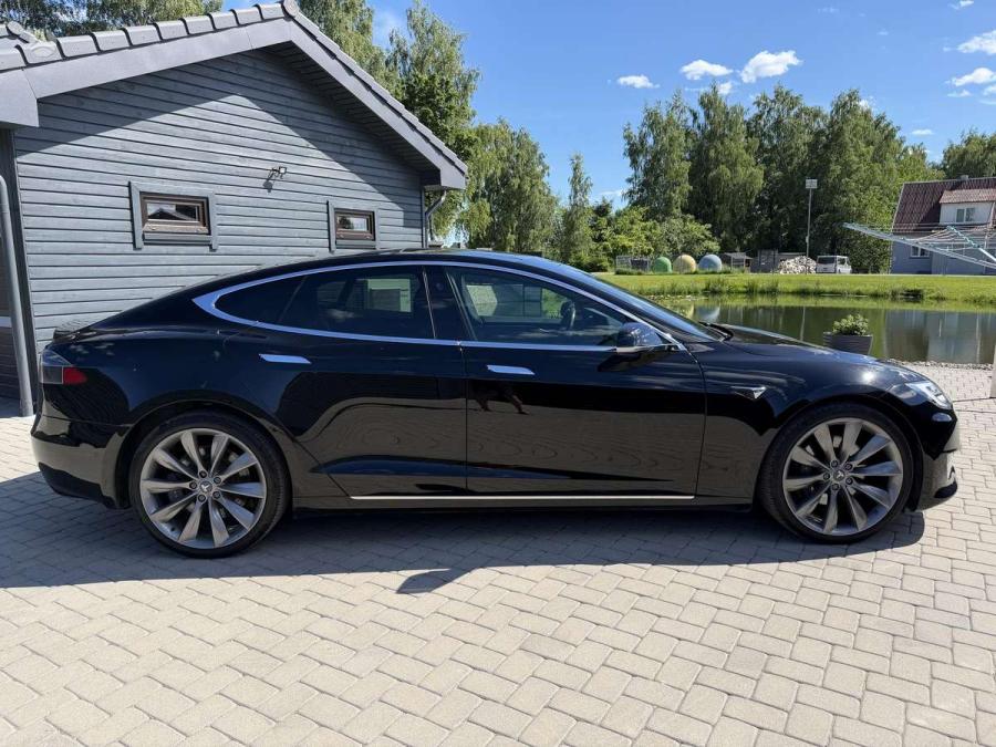 Black Tesla Model S 2018 in Telschi, with an engine capacity of 0.00 L and mileage of 186 thousand km for 23500 €, photo 16 on AUTOMOTO.COM.LV