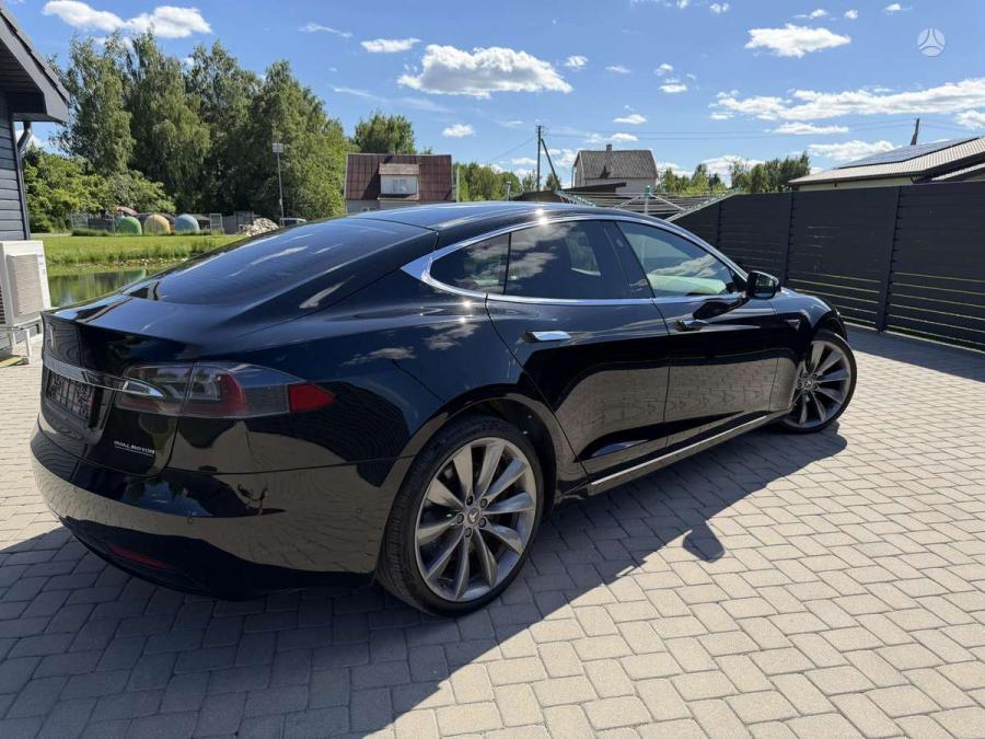 Black Tesla Model S 2018 in Telschi, with an engine capacity of 0.00 L and mileage of 186 thousand km for 23500 €, photo 18 on AUTOMOTO.COM.LV