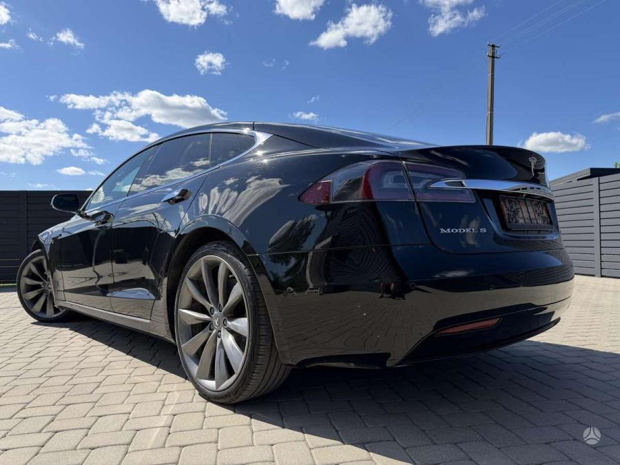 Black Tesla Model S 2018 in Telschi, with an engine capacity of 0.00 L and mileage of 186 thousand km for 23500 €, photo 21 on AUTOMOTO.COM.LV