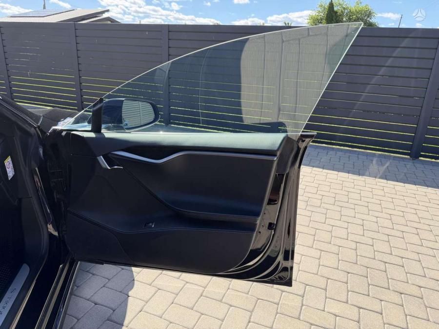 Black Tesla Model S 2018 in Telschi, with an engine capacity of 0.00 L and mileage of 186 thousand km for 23500 €, photo 28 on AUTOMOTO.COM.LV