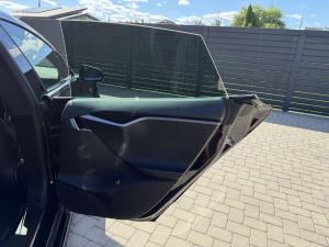 Black Tesla Model S 2018 in Telschi, with an engine capacity of 0.00 L and mileage of 186 thousand km for 23500 €, photo 31 on AUTOMOTO.COM.LV