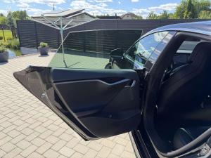 Black Tesla Model S 2018 in Telschi, with an engine capacity of 0.00 L and mileage of 186 thousand km for 23500 €, photo 33 on AUTOMOTO.COM.LV