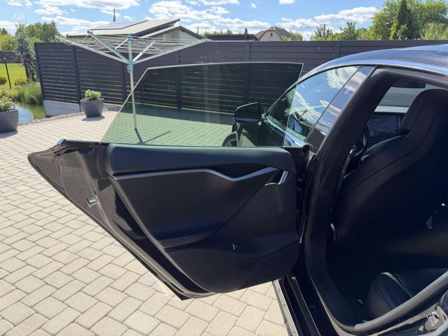 Black Tesla Model S 2018 in Telschi, with an engine capacity of 0.00 L and mileage of 186 thousand km for 23500 €, photo 33 on AUTOMOTO.COM.LV
