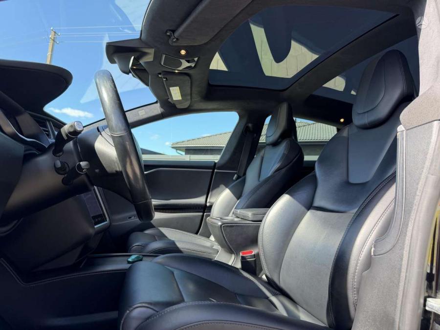 Black Tesla Model S 2018 in Telschi, with an engine capacity of 0.00 L and mileage of 186 thousand km for 23500 €, photo 37 on AUTOMOTO.COM.LV