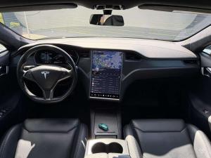 Black Tesla Model S 2018 in Telschi, with an engine capacity of 0.00 L and mileage of 186 thousand km for 23500 €, photo 39 on AUTOMOTO.COM.LV