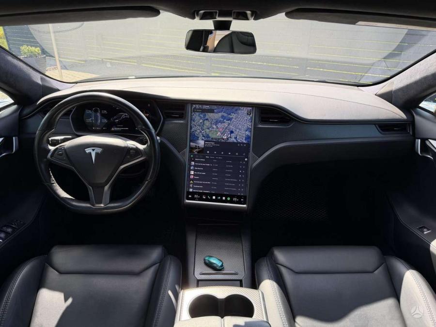 Black Tesla Model S 2018 in Telschi, with an engine capacity of 0.00 L and mileage of 186 thousand km for 23500 €, photo 39 on AUTOMOTO.COM.LV