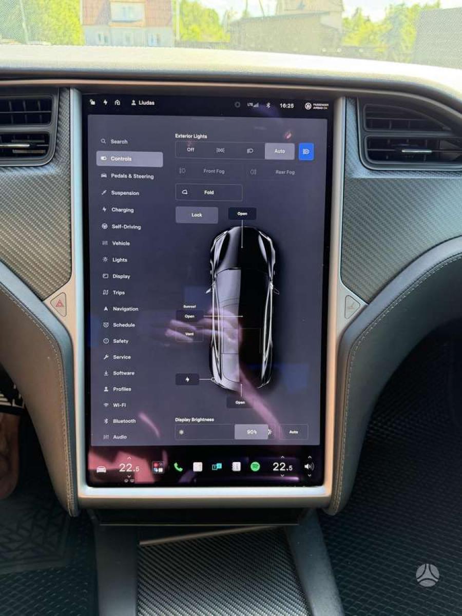 Black Tesla Model S 2018 in Telschi, with an engine capacity of 0.00 L and mileage of 186 thousand km for 23500 €, photo 40 on AUTOMOTO.COM.LV