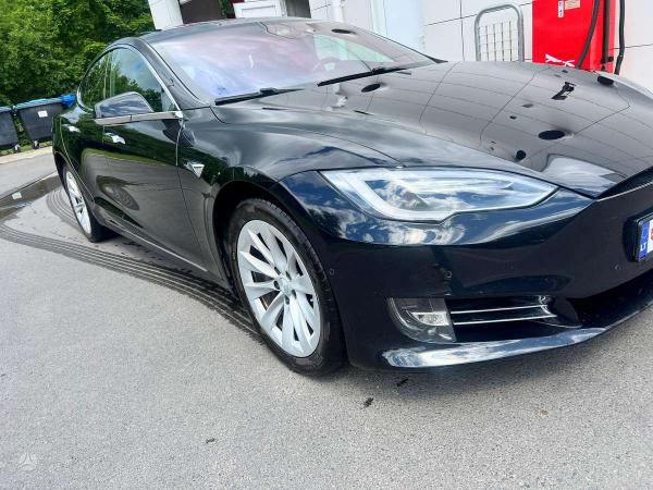 Black Tesla Model S 2018 in Kaunas, with an engine capacity of 0.00 L and mileage of 186 thousand km for 16300 €, photo 1 on AUTOMOTO.COM.LV