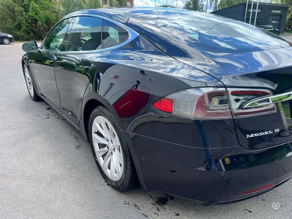 Black Tesla Model S 2018 in Kaunas, with an engine capacity of 0.00 L and mileage of 186 thousand km for 16300 €, photo 3 on AUTOMOTO.COM.LV