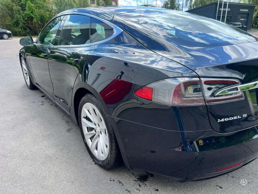 Melns Tesla Model S 2018 Kauņa, ar dzinēja tilpumu 0.00 L un nobraukumu 186 tūkst. km par 16300 €, foto 4 vietnē AUTOMOTO.COM.LV