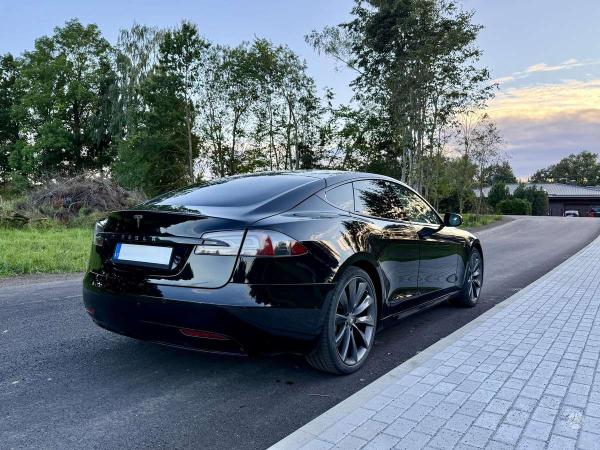 Black Tesla Model S 2018 in Kaunas, with an engine capacity of 0.00 L and mileage of 111 thousand km for 20900 €, photo 3 on AUTOMOTO.COM.LV