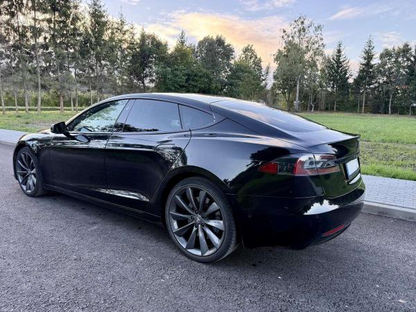 Black Tesla Model S 2018 in Kaunas, with an engine capacity of 0.00 L and mileage of 111 thousand km for 20900 €, photo 4 on AUTOMOTO.COM.LV