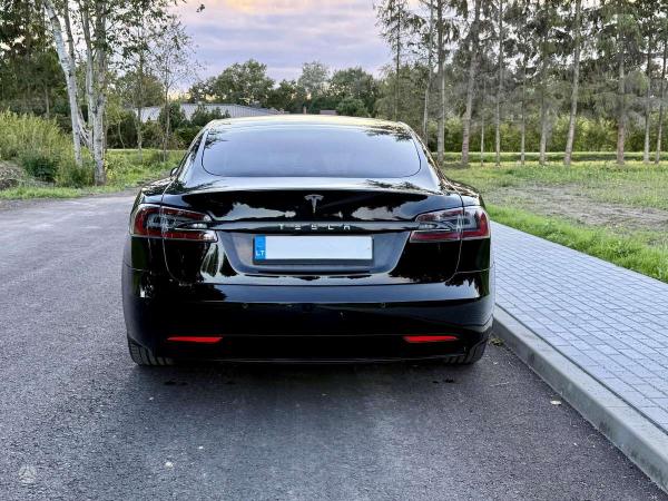 Black Tesla Model S 2018 in Kaunas, with an engine capacity of 0.00 L and mileage of 111 thousand km for 20900 €, photo 5 on AUTOMOTO.COM.LV