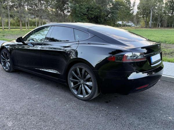 Black Tesla Model S 2018 in Kaunas, with an engine capacity of 0.00 L and mileage of 111 thousand km for 20900 €, photo 6 on AUTOMOTO.COM.LV