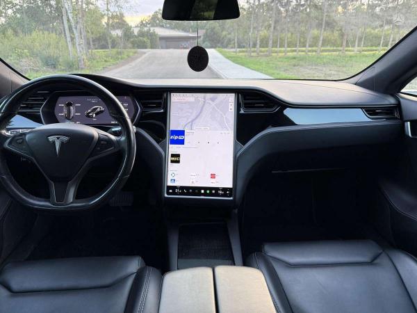 Black Tesla Model S 2018 in Kaunas, with an engine capacity of 0.00 L and mileage of 111 thousand km for 20900 €, photo 8 on AUTOMOTO.COM.LV